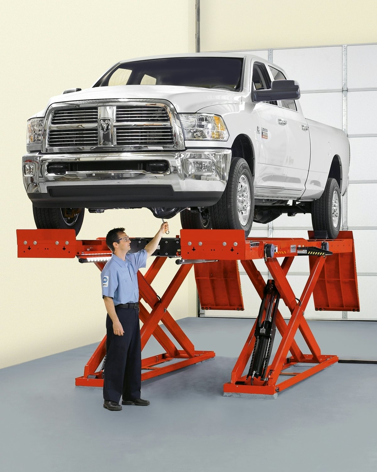 Hunter high on RX10 scissor lift | Commercial Carrier Journal