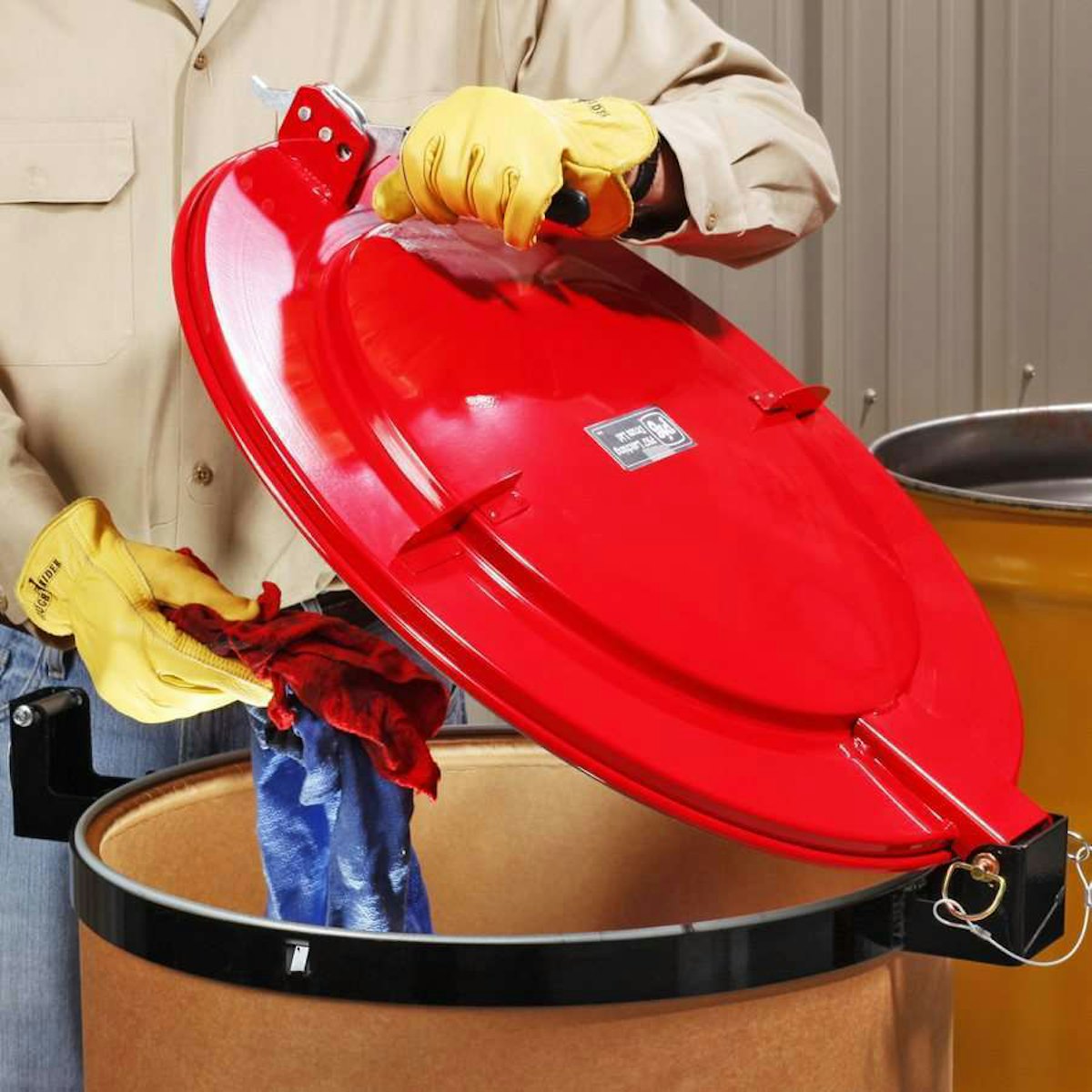 New Pig designs drum latching lid | Commercial Carrier Journal