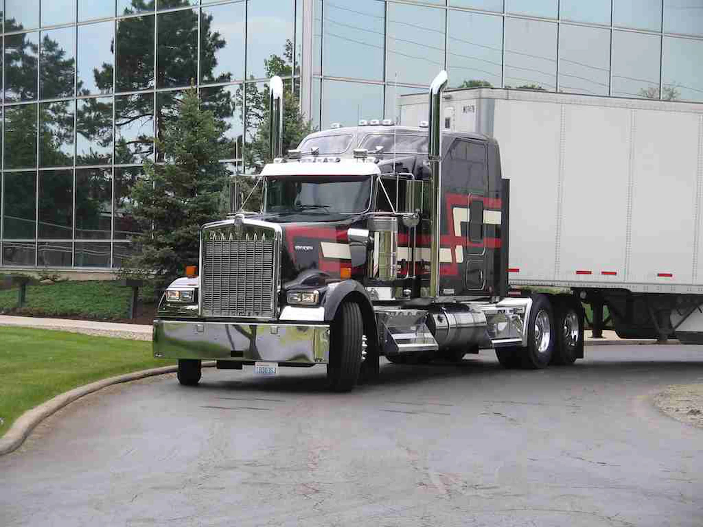 Test drive: Kenworth gives its old school W900 the spotlight with the ...