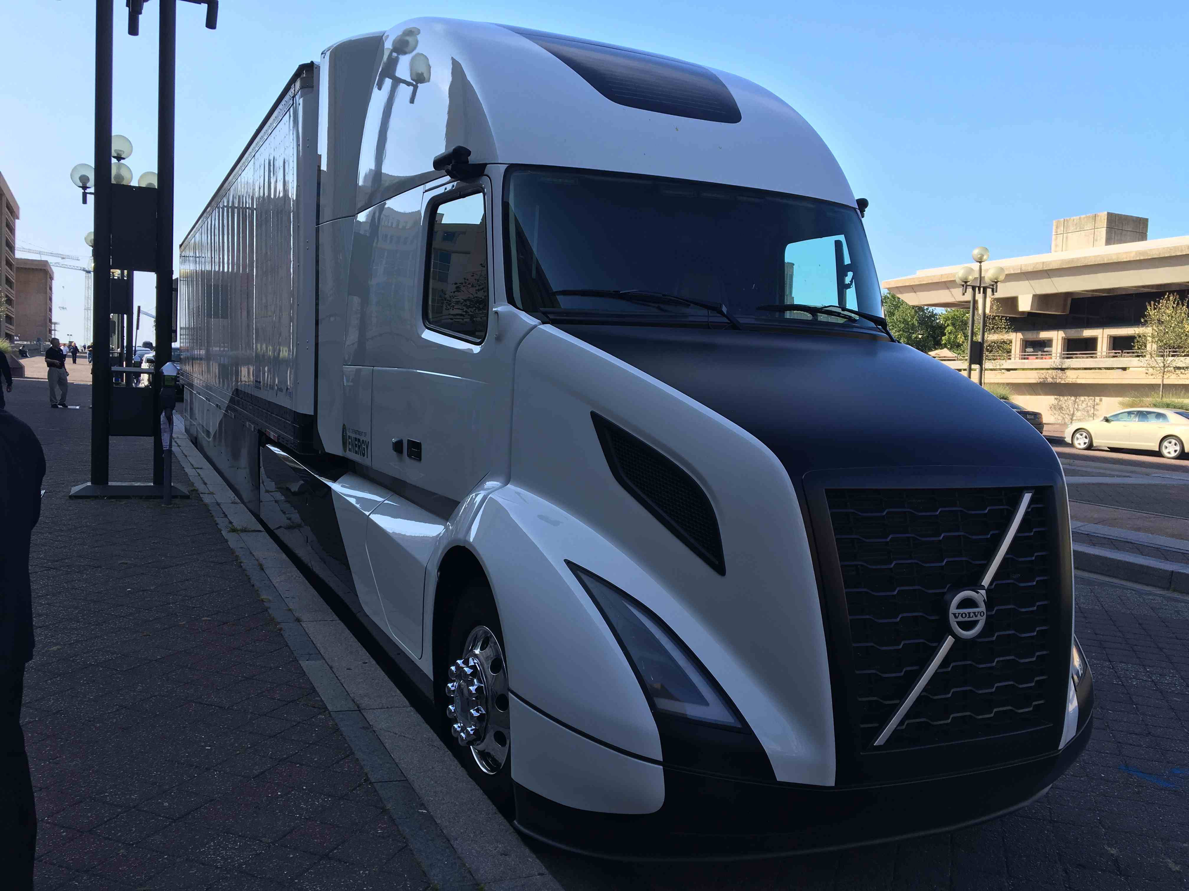 Volvo shows off its SuperTruck, achieves 88% freight efficiency boost ...